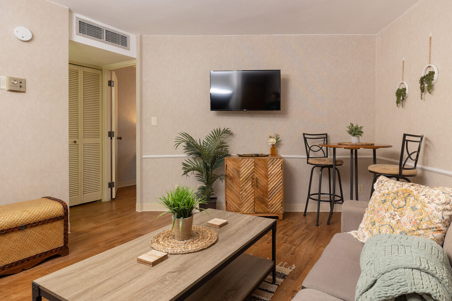 One Bedroom Ocean View Suite at Bishop Suites | Premier Honolulu Stay